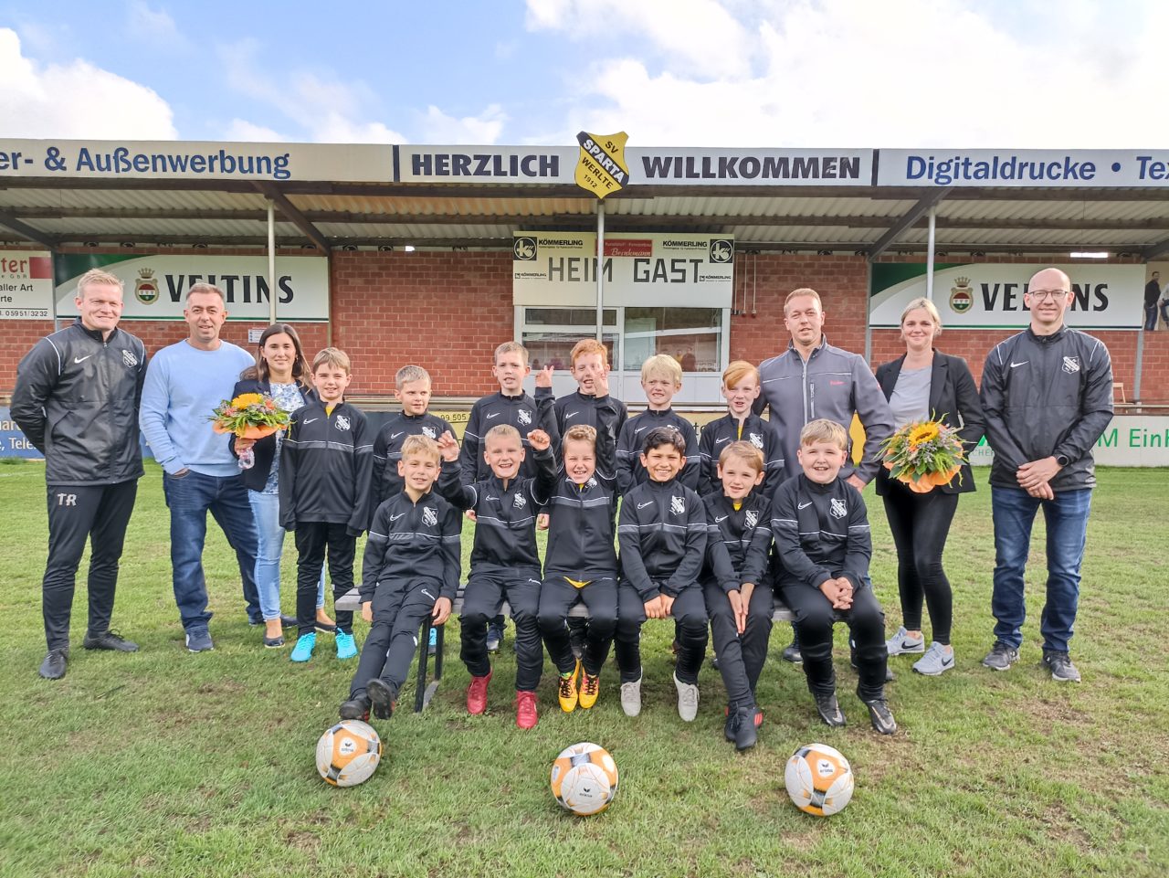 Neue Trainingsanzügen und Regenjacken für die F1 Jugend - Sparta Werlte